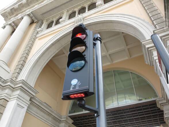 Cidade italiana inaugura semáforo para proteger distraídos