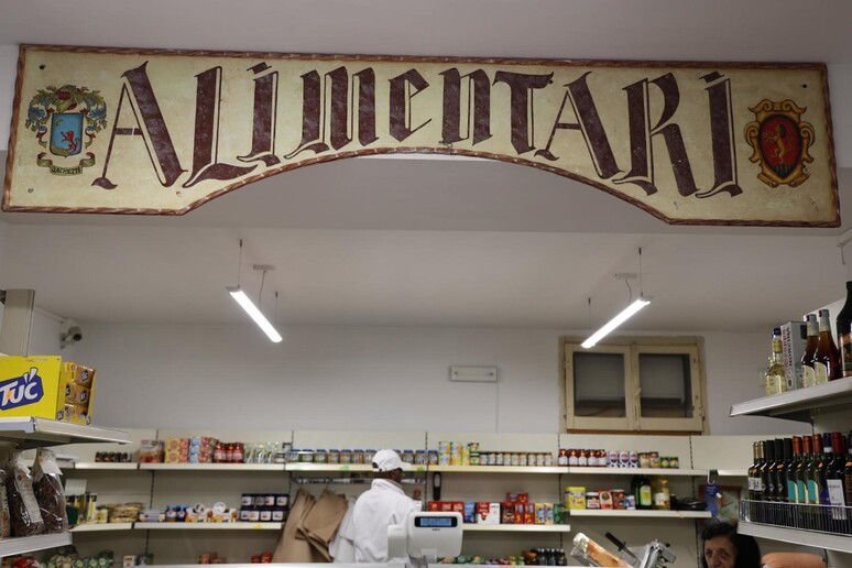 Ex-padre reabre mercearia mais antiga da Itália